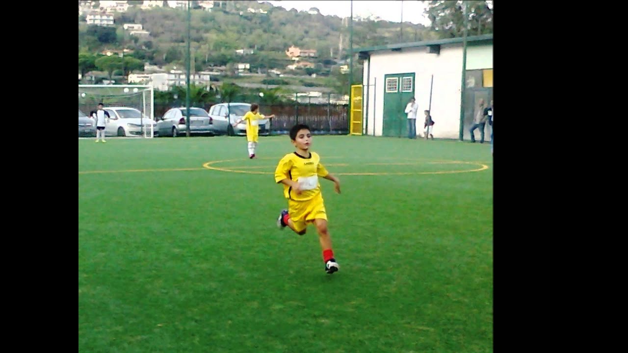 Calcio a 9 anni - YouTube