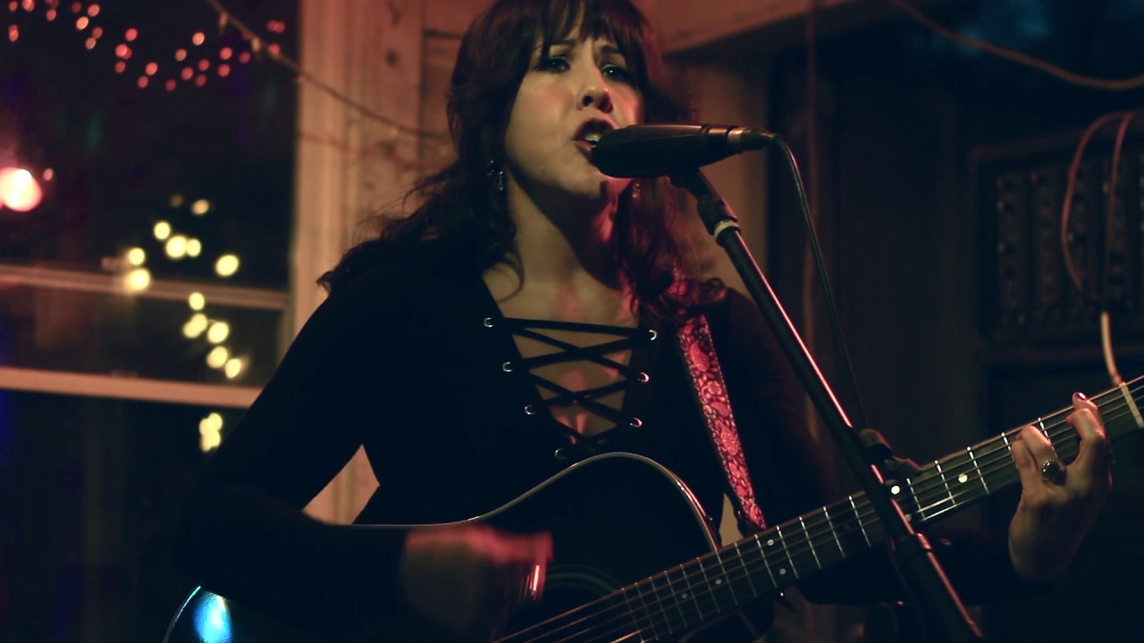Kashena Sampson "Hold Me Close" Live - YouTube
