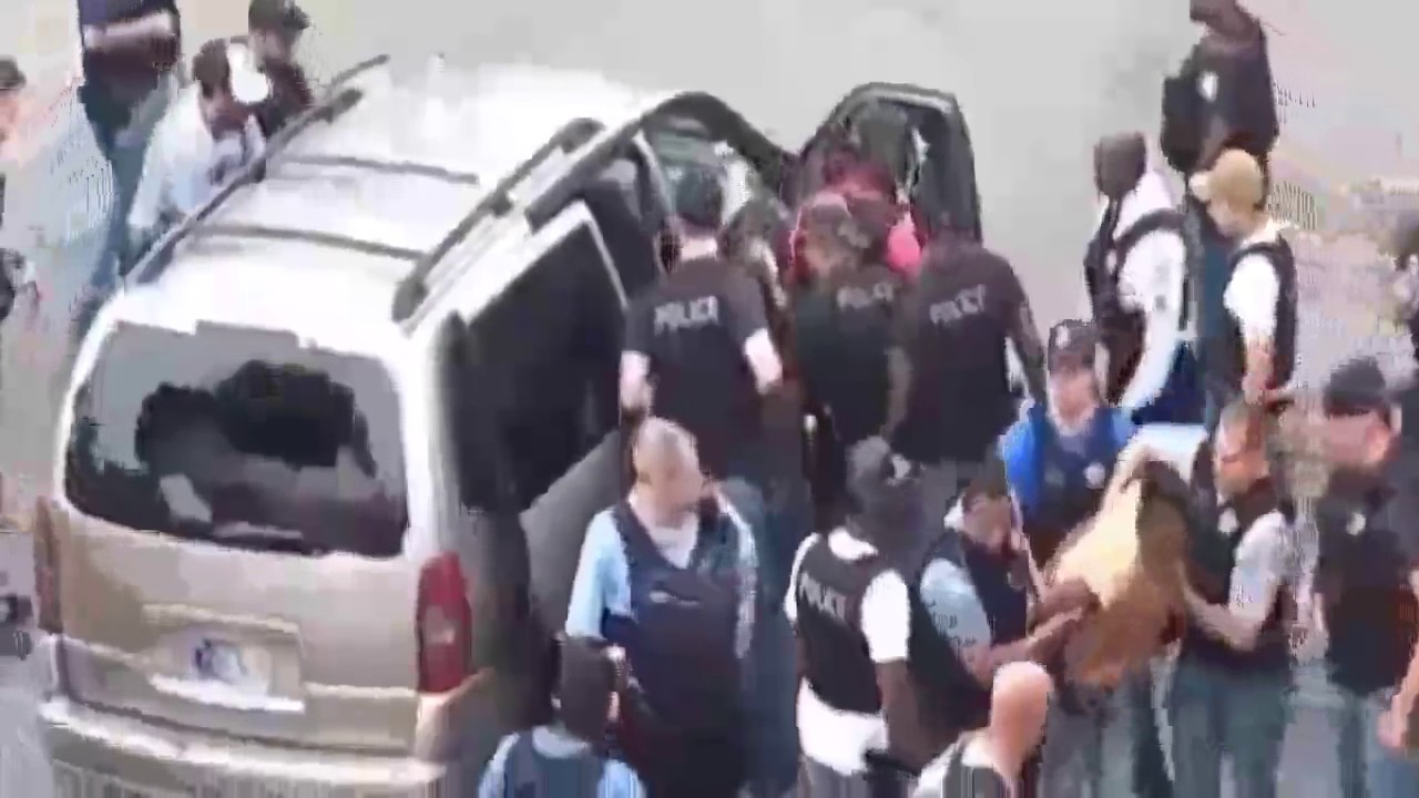 Armed Chicago Gang members have massive stand off with police Video ...
