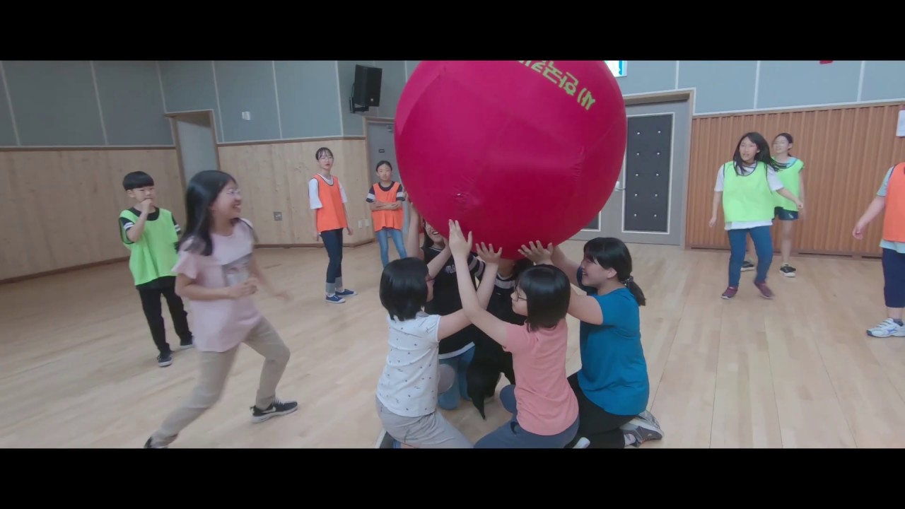 크고 가벼운 공이 통통통~ 킨볼(Kin-ball) - YouTube