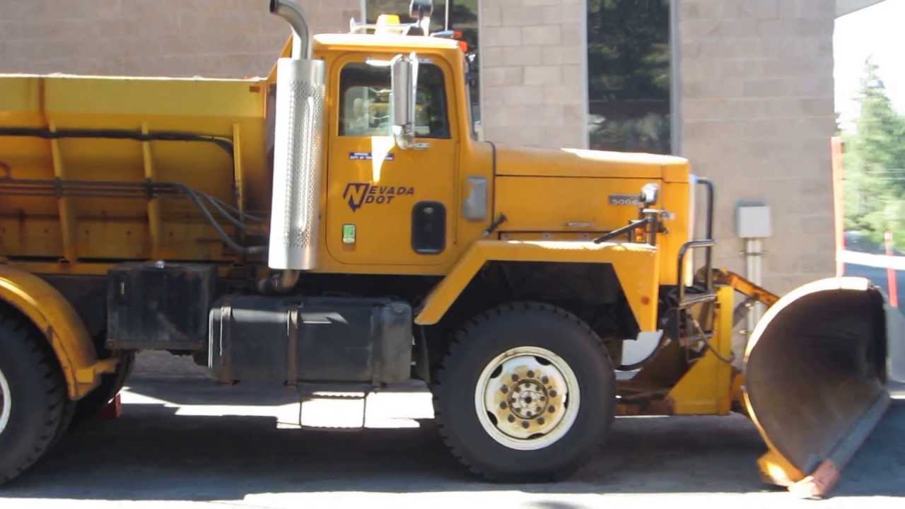 Nevada DOT International Paystar 5000 snow plow - YouTube