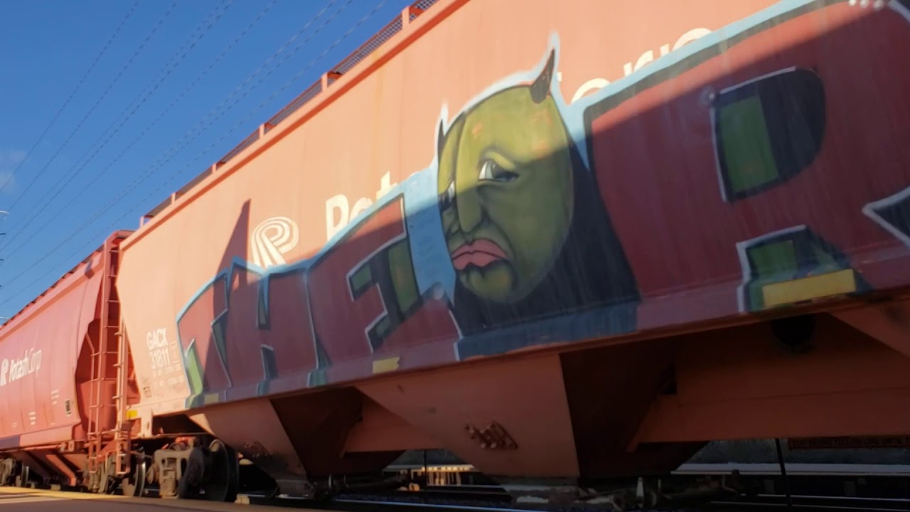 CN 7600 passing Round Lake Beach - YouTube