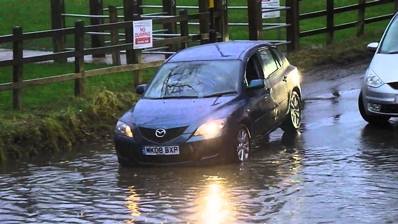 vehicles crossing a flooded ford 2016 - river crossing - YouTube