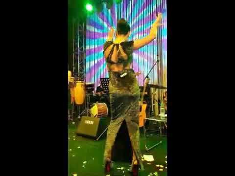 Simge Sağın Sahnede Seksi Dans