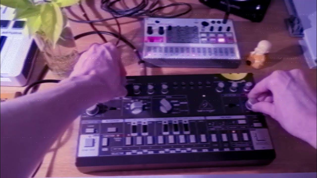 Live Synth Session: TD-3 Behringer & Korg Volca Sample - YouTube