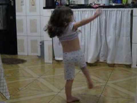 Clara dançando Anitta...