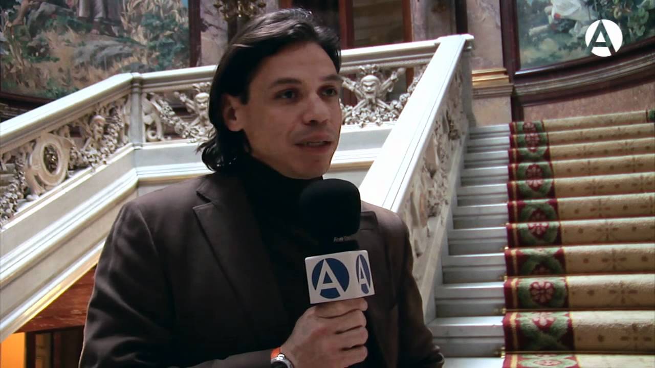 Frank Spano: 'Hora menos' - YouTube