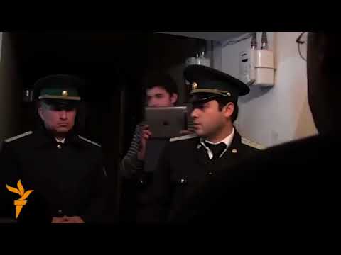 Prokurorluq İsa Qəmbərin evində axtarış aparır.  Görüntülər