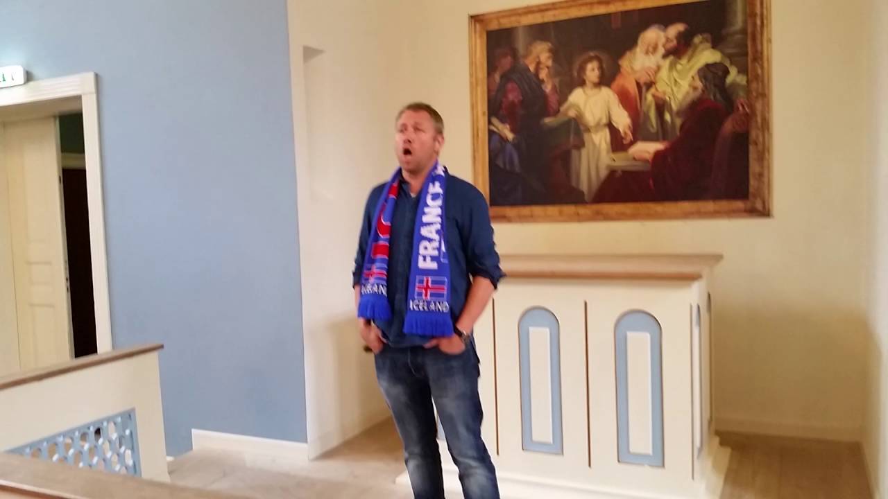 Rúnar að syngja íslenska þjóðsönginn :) - YouTube