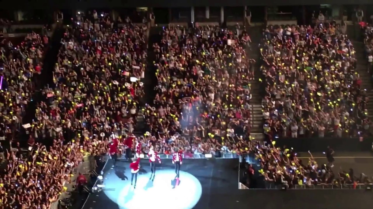 BTS Getting the Crowd UP! - YouTube