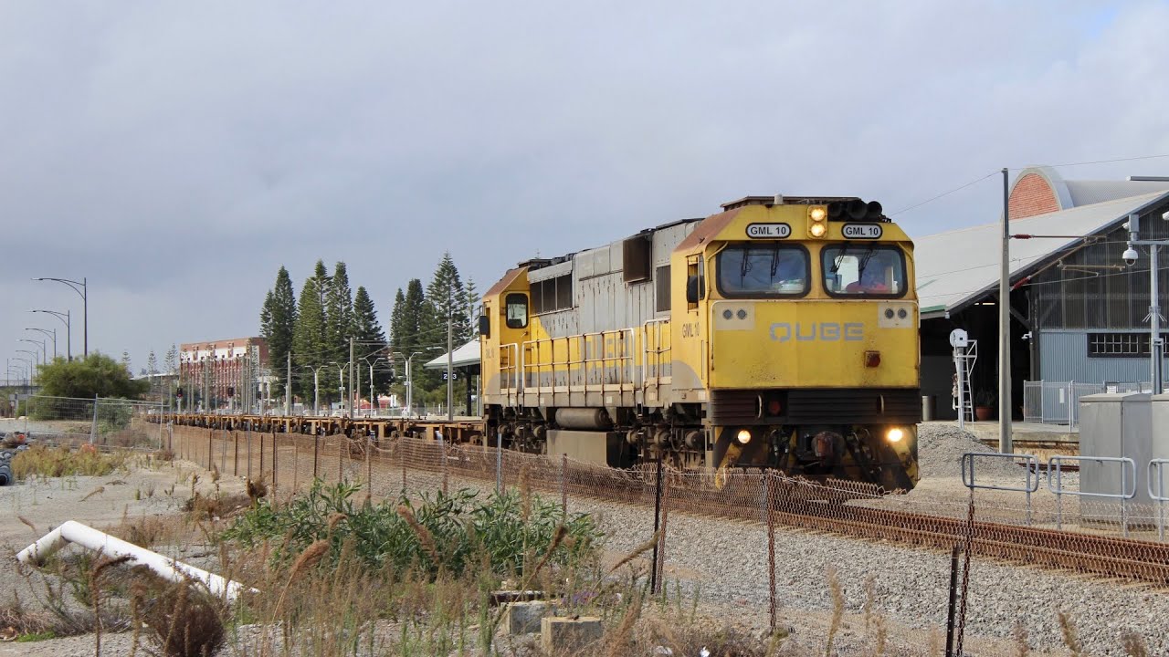 GML10 leads 7145 North Quay container train through Fremantle 29/7/2023 ...
