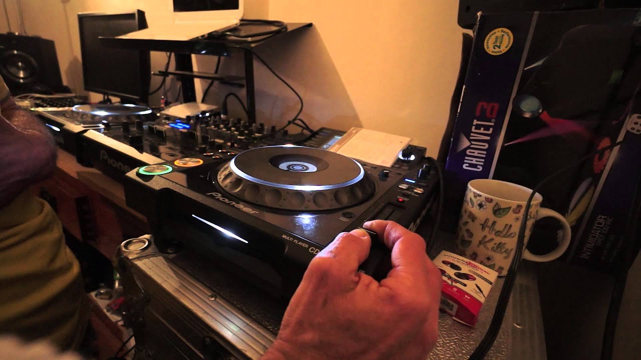 BEGINNER DJ LESSON ON RIDING THE PITCH, HELP WITH MIXING - YouTube
