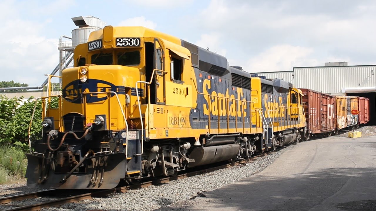 Santa Fe Bluebonnet GP30s in Pennsylvania coal country on the Reading ...