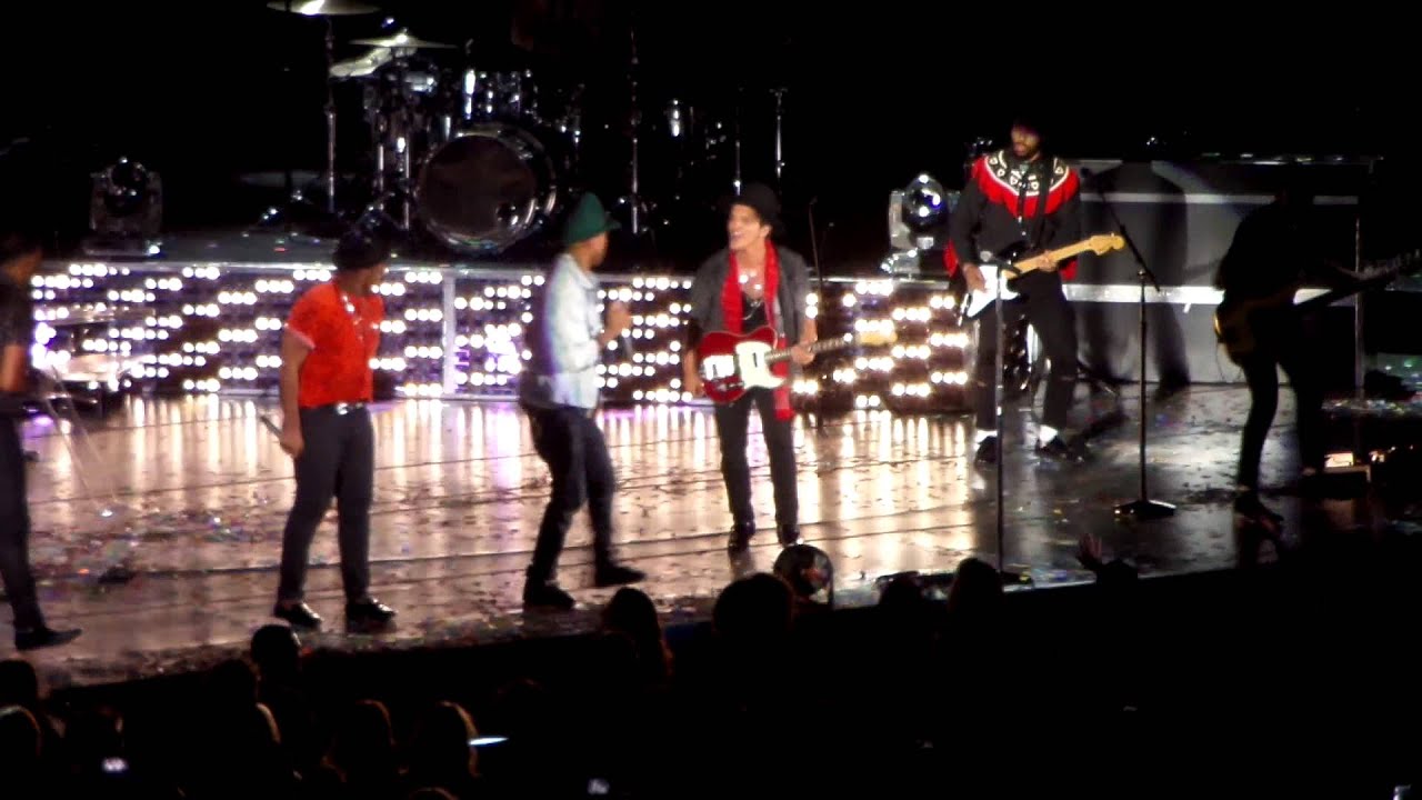 Bruno Mars and Pharrell cover N*E*R*D*'s Rock Star at the Hollywood ...