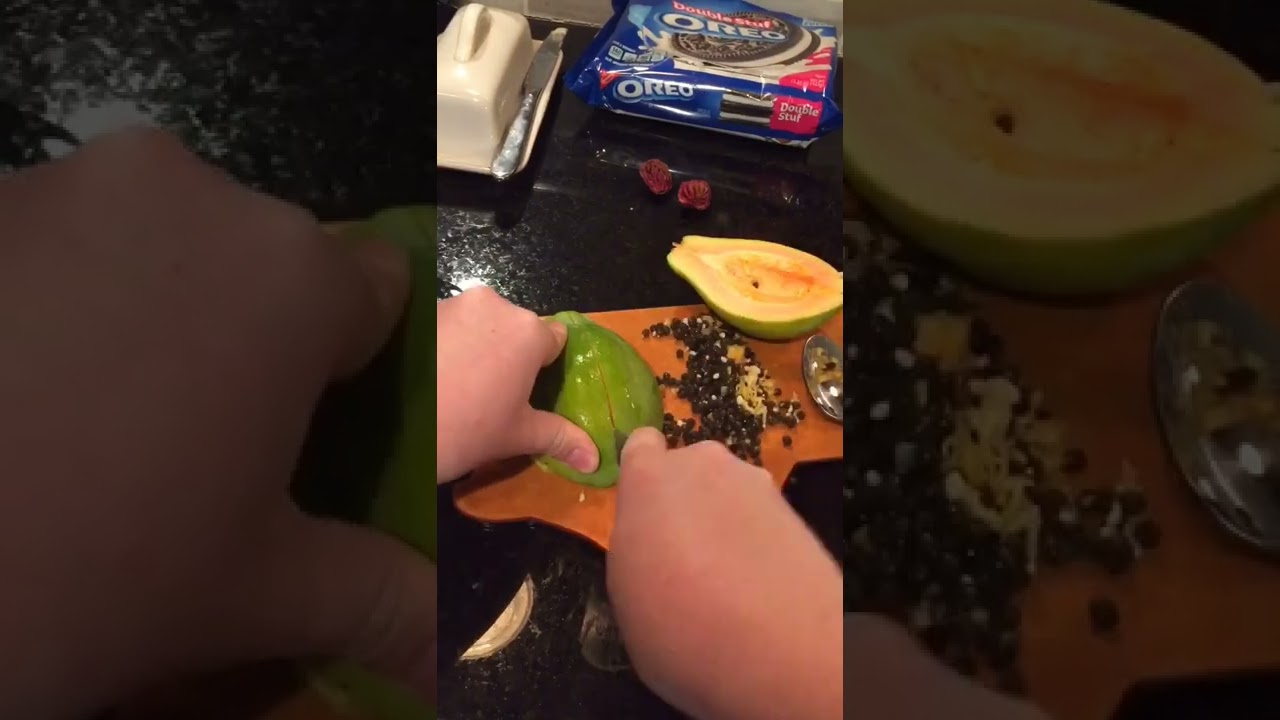 Cutting open papaya - YouTube
