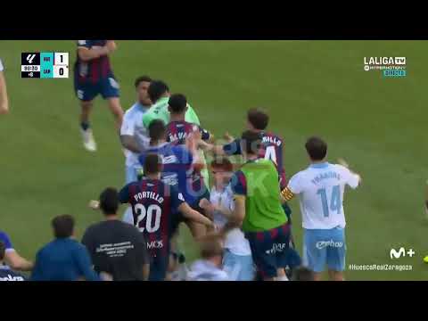 LaLiga 2'de kırmızı kart gören Zaragoza kalecisi, sinirlenerek rakip takım oyuncusuna yumruk attı.
