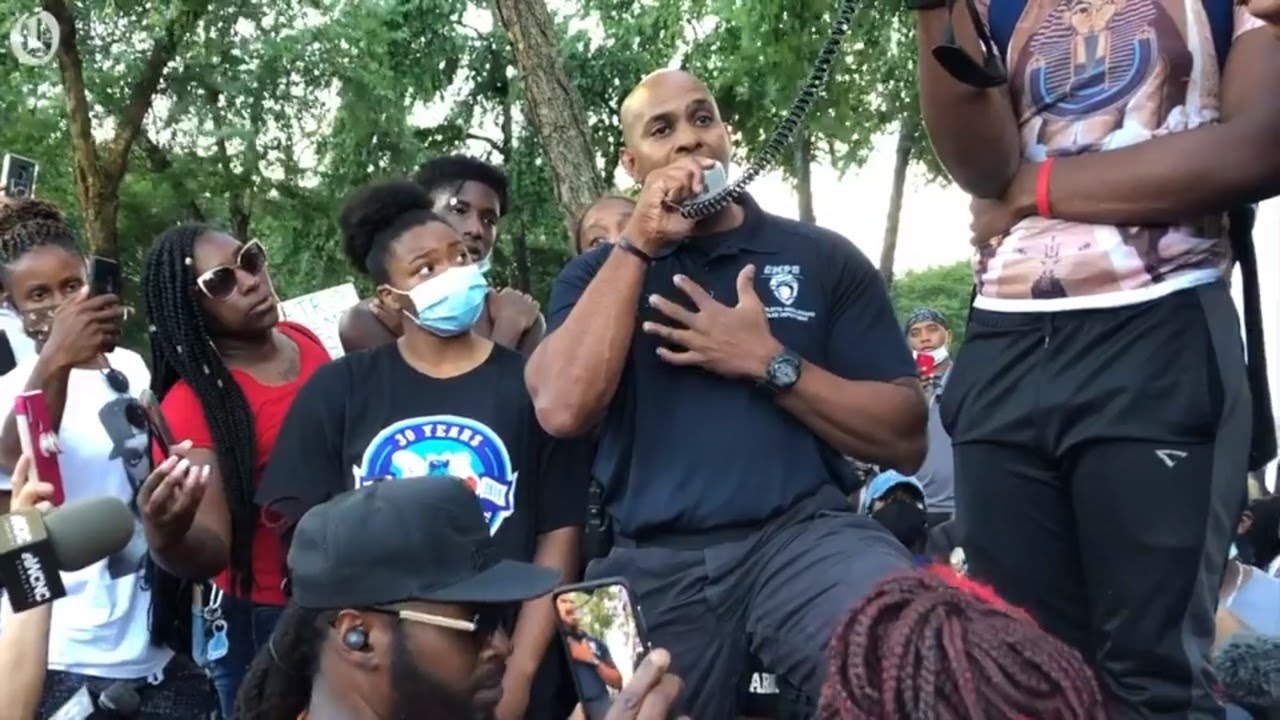 'I'm sorry' CMPD Chief Kerr Putney speaks to crowd of protesters - YouTube