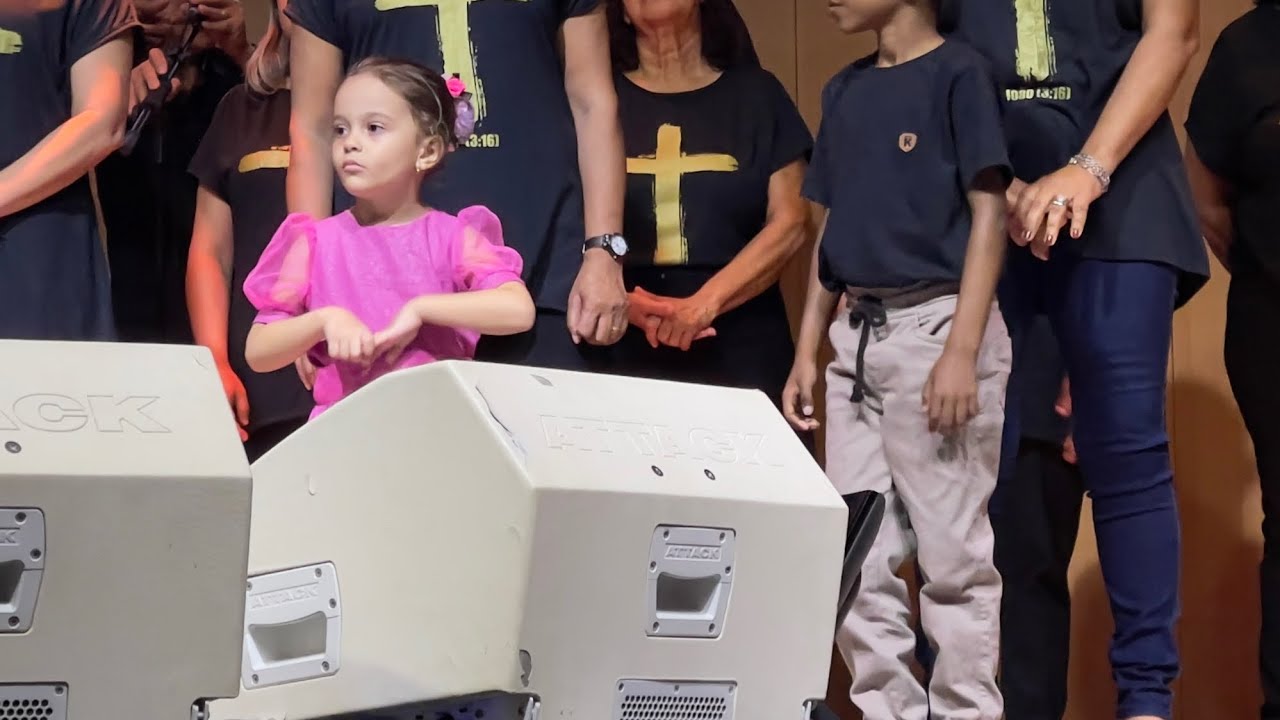 PRIMEIRA VEZ NO CORAL - Sofia cantora !!!! BEM VINDO A MINHA VIDA @QueniaLucas - YouTube