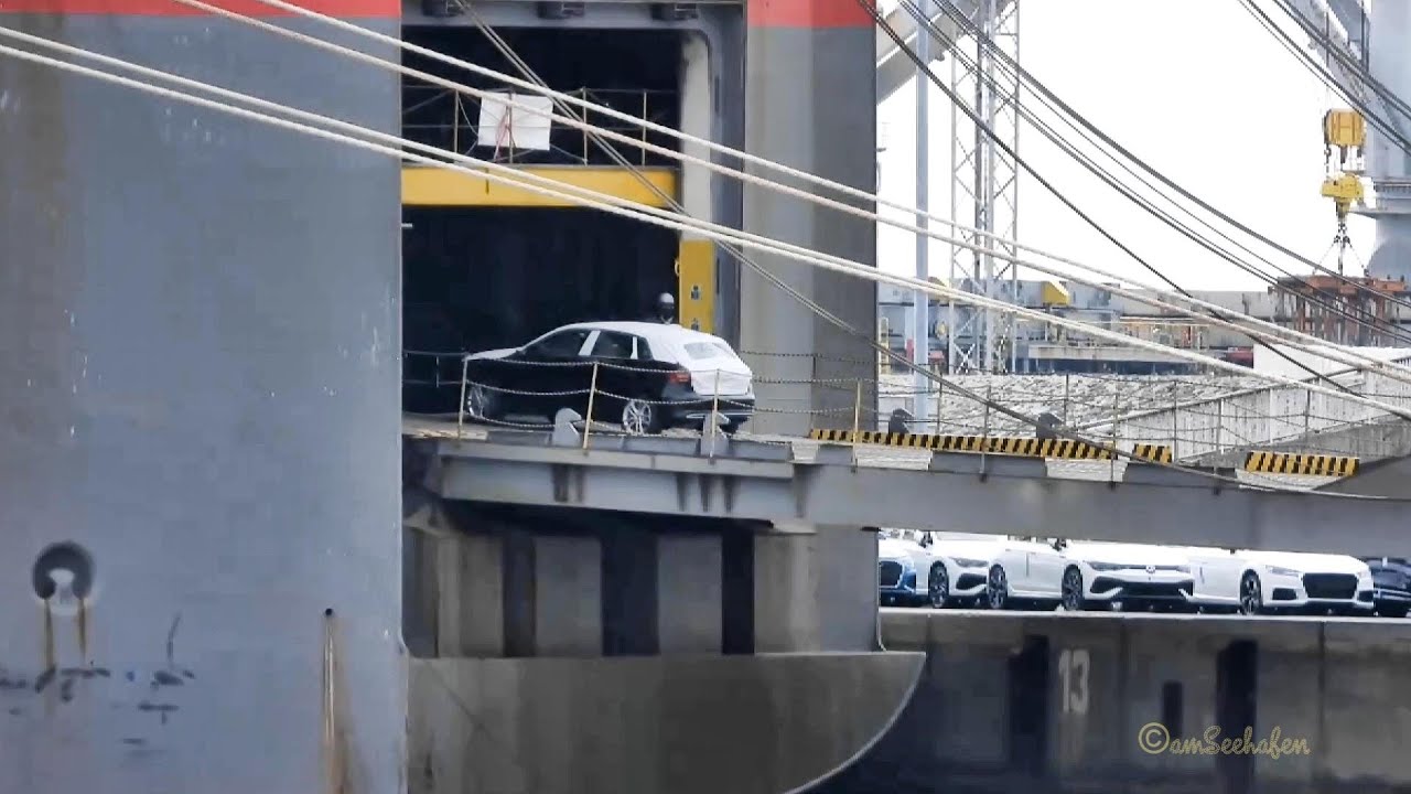 Autotransporter UNITED SPIRIT Emden RoRo car carrier loading export ...