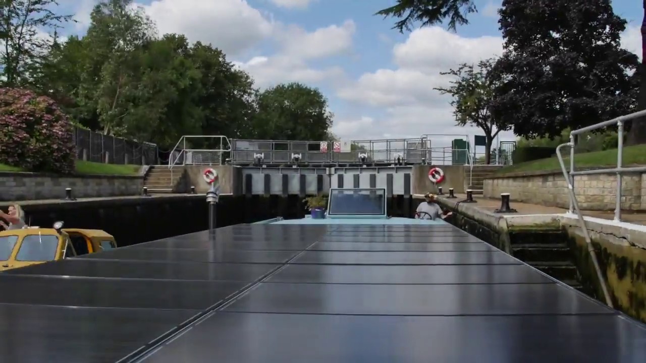 Quick trip up the River Thames in the solar electric houseboat - YouTube