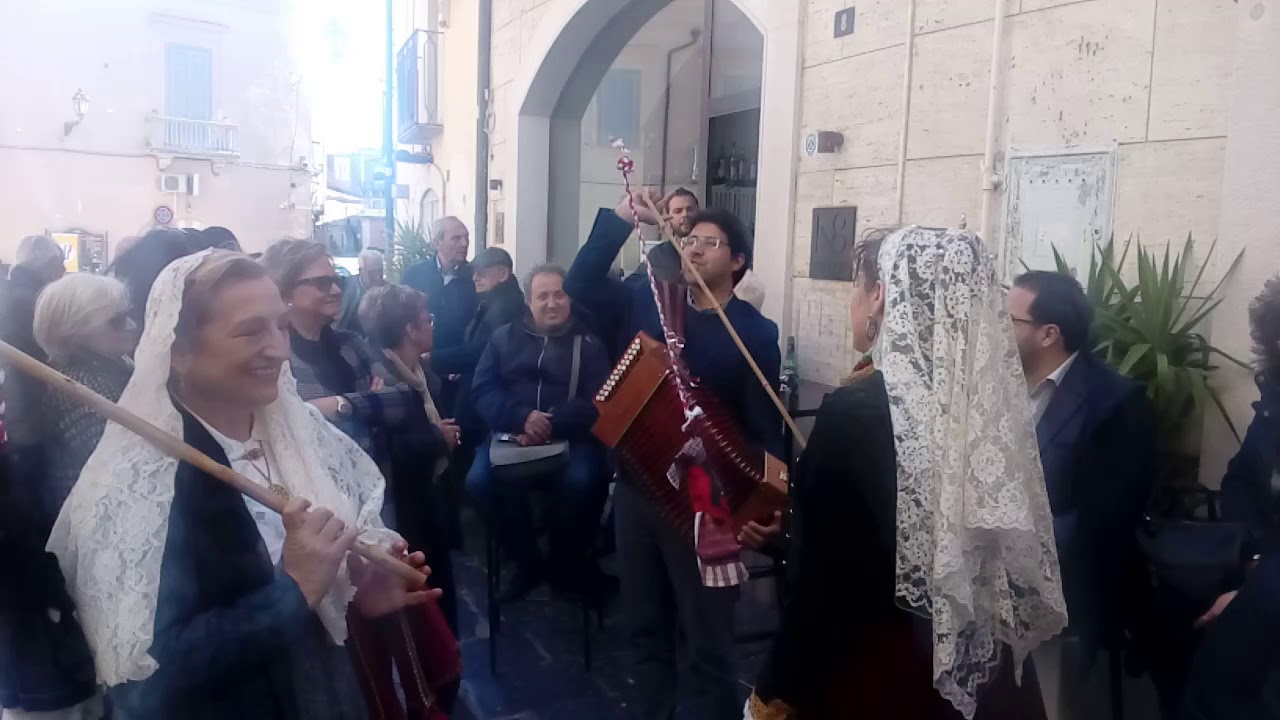An Italian folk song (from Calabria). Lucera, Apulia. Italy. - YouTube