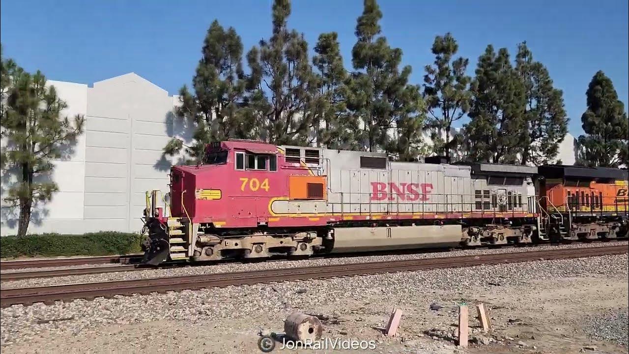2/20/25 Pre: Fakebonnet leader BNSF 704 on WB BNSF S train passes Los Nietos/SFS - YouTube