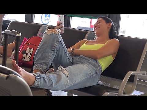 Candid feet, Barefoot show, shoeplay at the airport