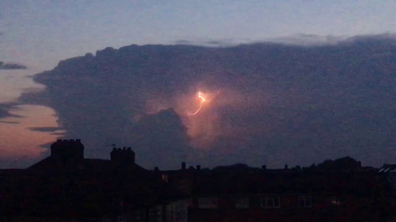 Lightning heading over Rainham/South Hornchurch on 27th May 2018 - YouTube