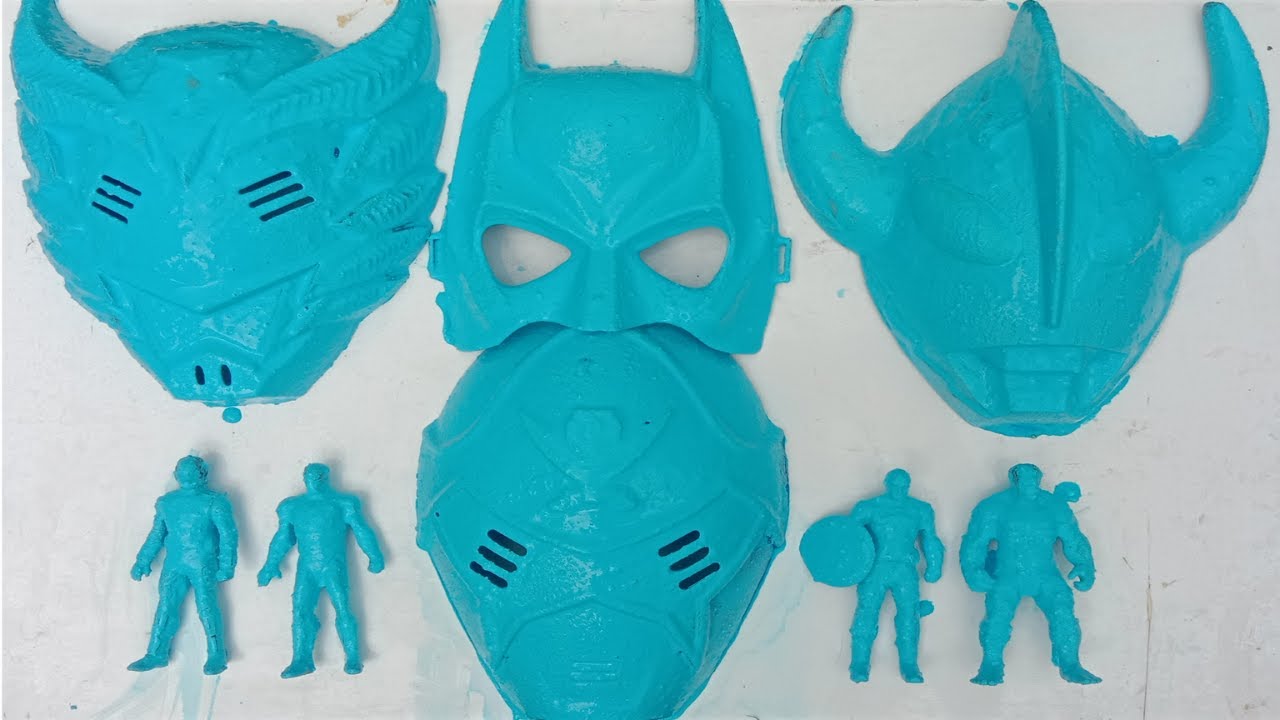 MEMBERSIHKAN TOPENG BLACK PANTHER IRON MAN, ULTRAMAN TARO, ANTMAN, HULK ...