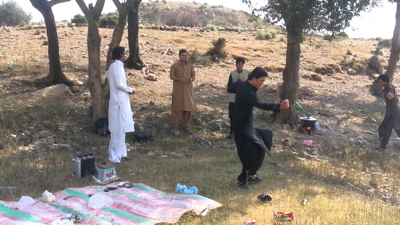 Sadam Janan Mast dance in Shanawari Naryab Dam Pashto song - YouTube