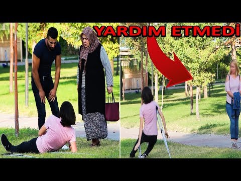 Yere Düşen Engelliye Yardım Edermisin ?  -Sosyal Deney- (Parmağımı incittim)