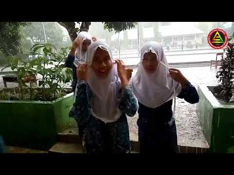SISWA SISWI SMA MAIN HUJAN-HUJANAN
