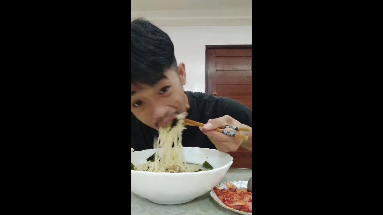 GIANT BOWL OF RAMEN 🍜 - YouTube