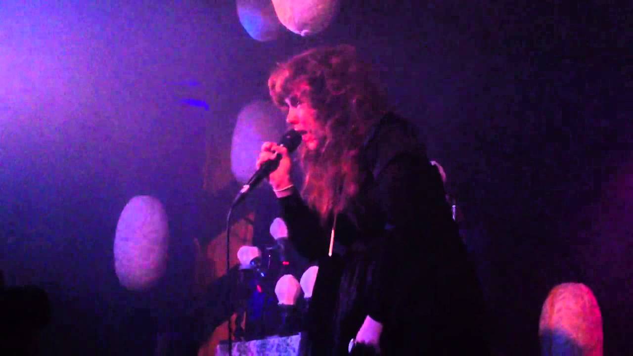 Purity Ring - Ungirthed (Live) - YouTube