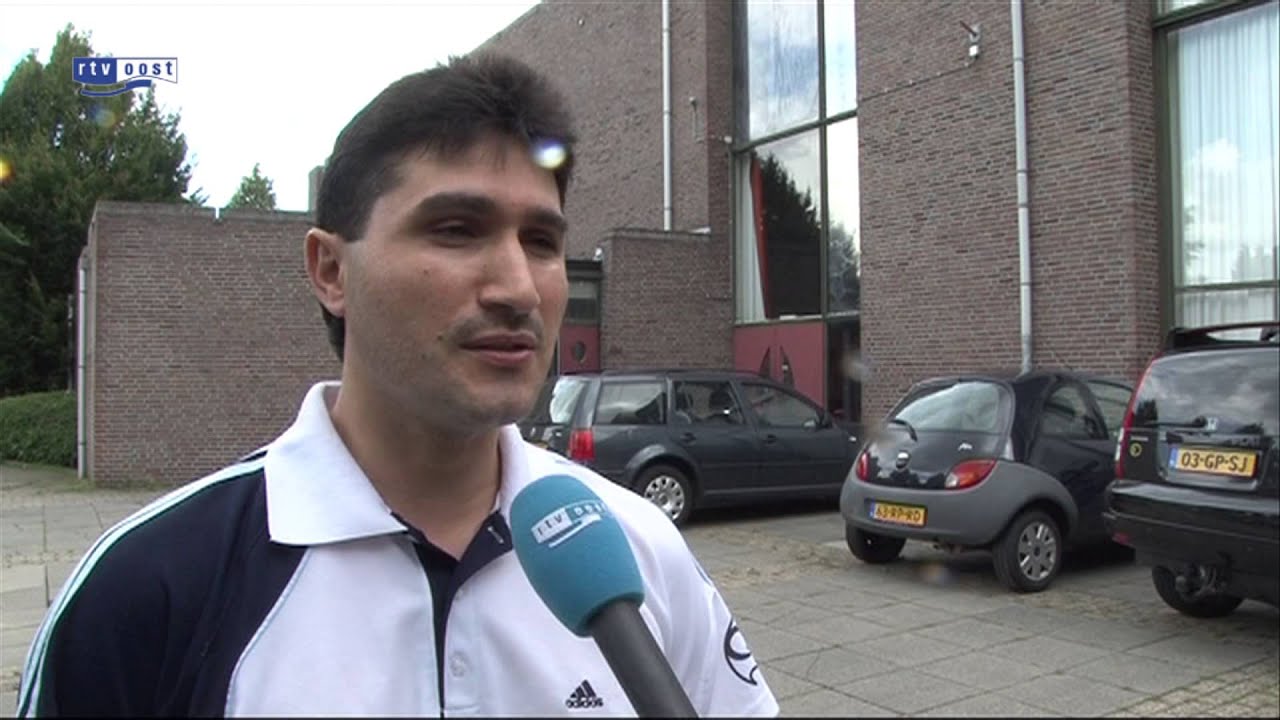 Politie arresteert man uit Steenwijk in moordzaak Halil Erol - YouTube