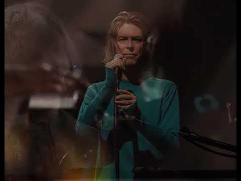Aurora & David Bowie - Life On Mars - Golden Duet - YouTube