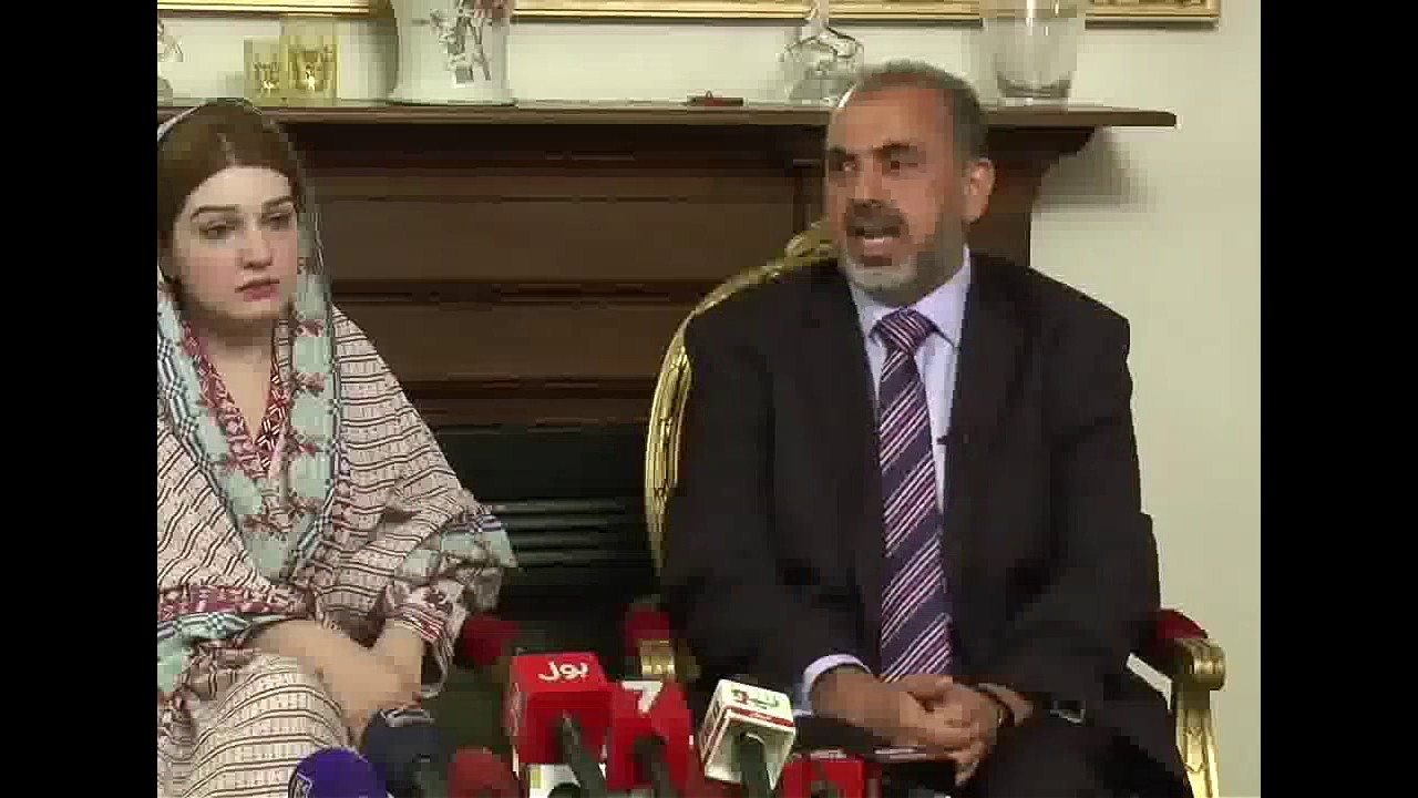 Islamabad : British lord Nazir Ahmed address Press conference with wife ...