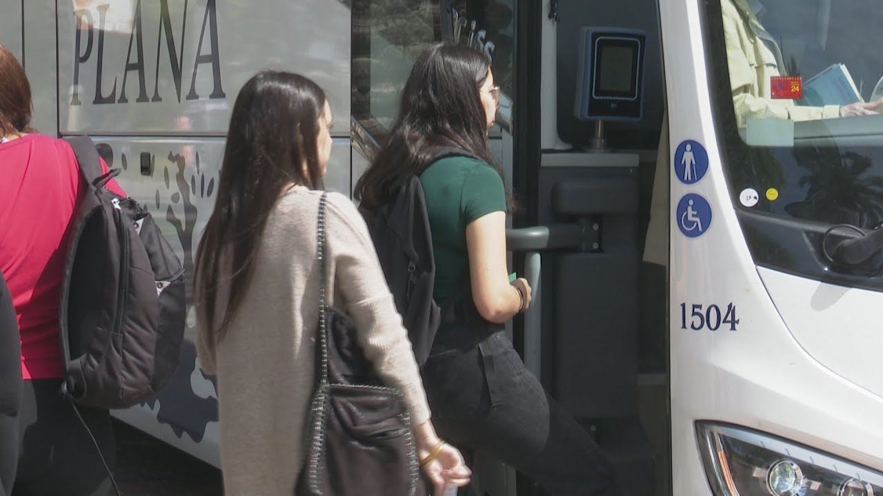 Comença a operar el reforç en bus entre el Garraf i Barcelona - YouTube