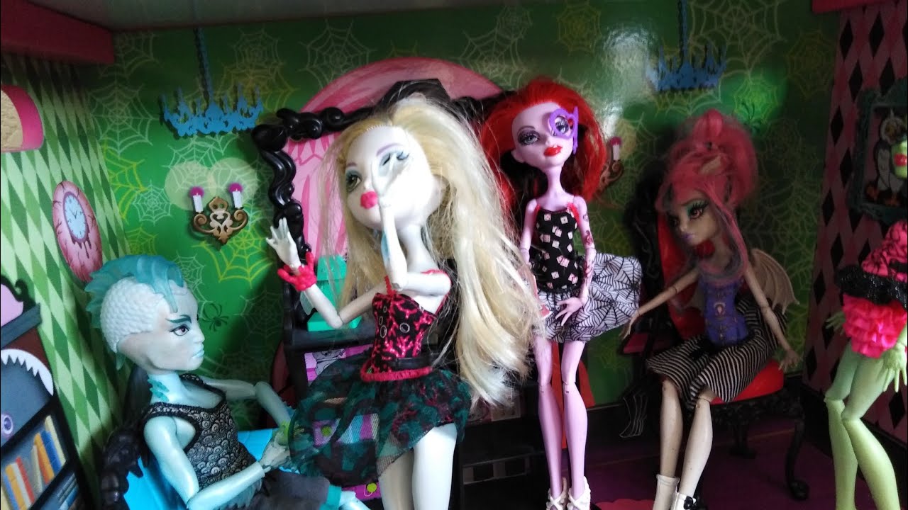 Le confinement des monster high - YouTube