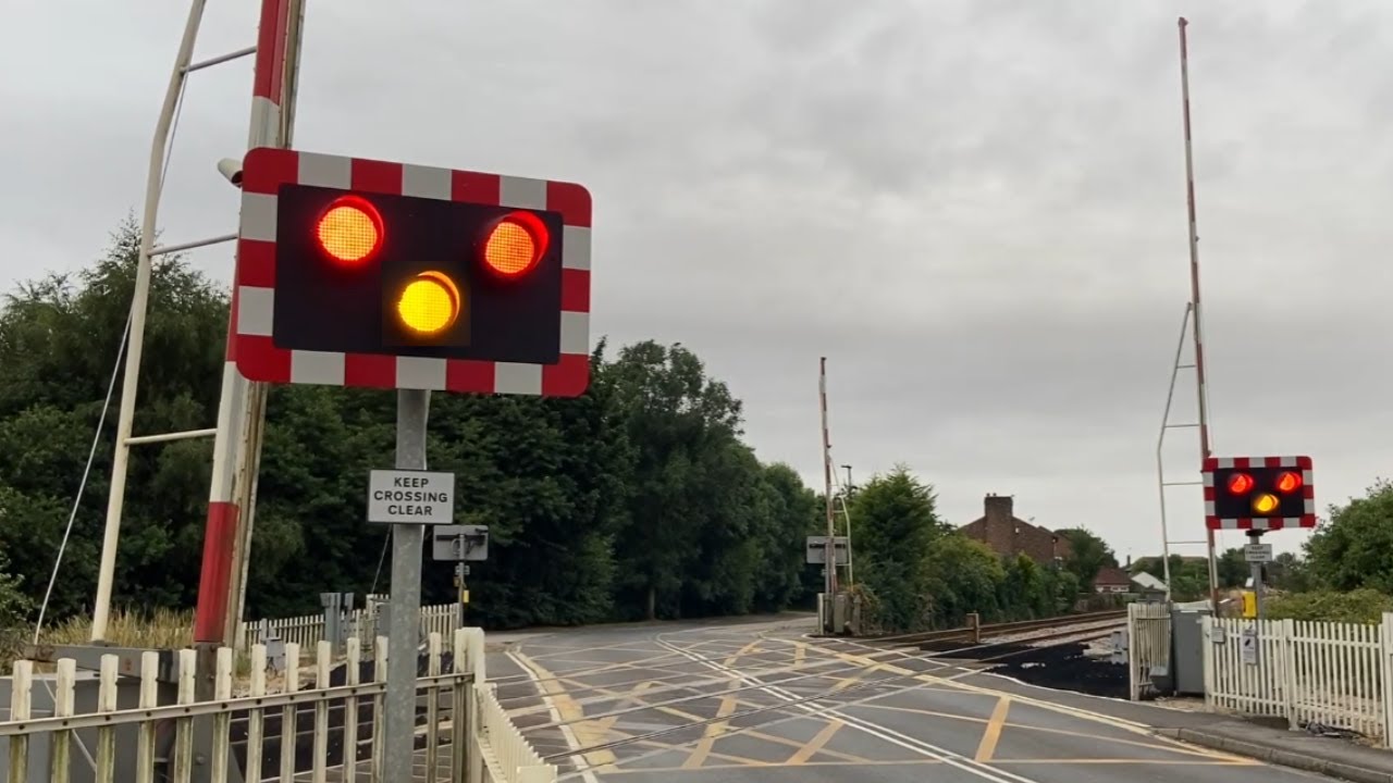 Thorpe Willoughby Gates Level Crossing, North Yorkshire - YouTube