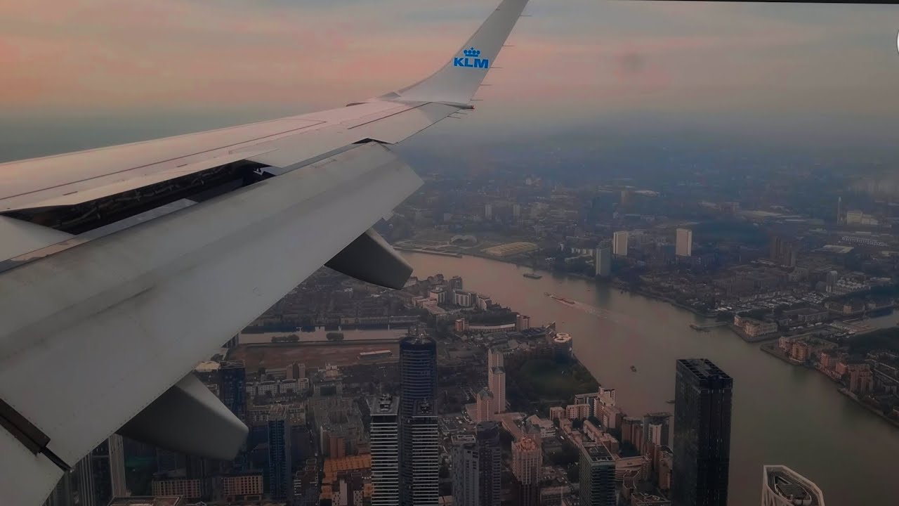 [4K Flying] SHORT RUNWAY LANDING! 🤯Window View of the STEEP Approach ...