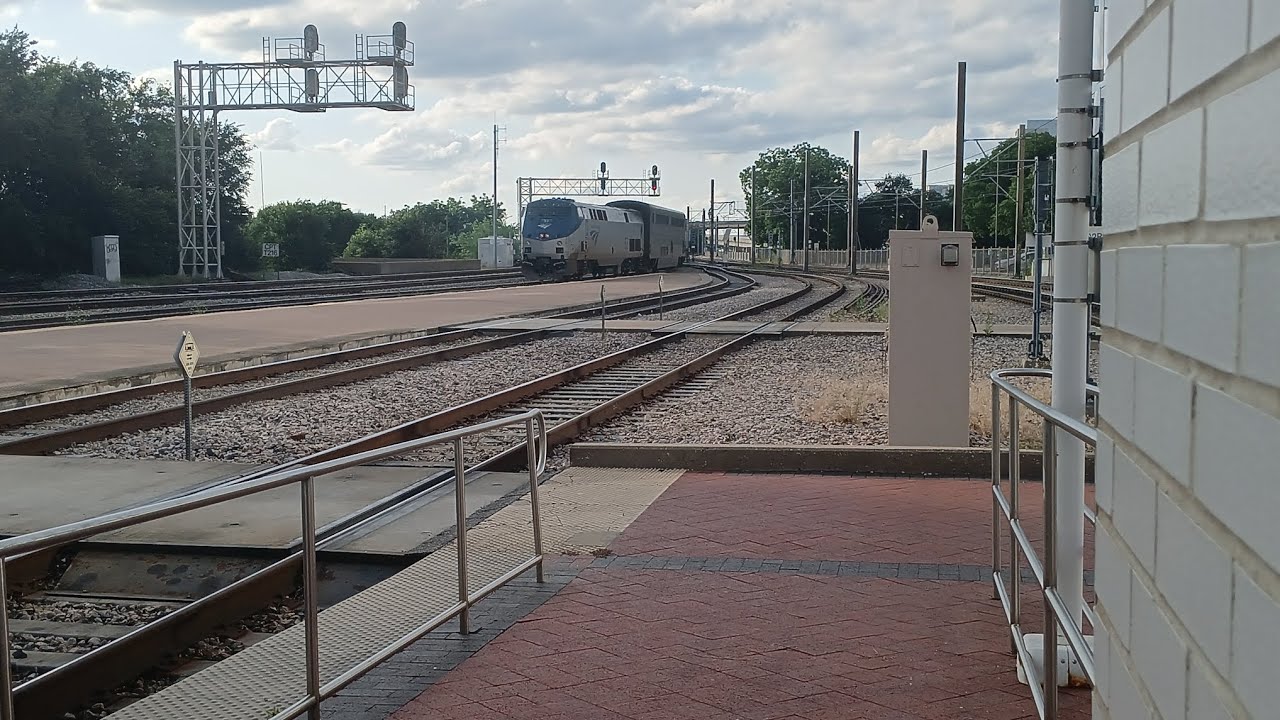 Amtrak 22 Arrives At EBJ Running behind - YouTube