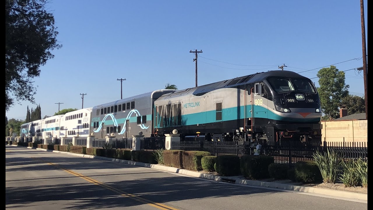 Metrolink M668 heads south on the Orange County line w/SCAX 187 - 6/26 ...