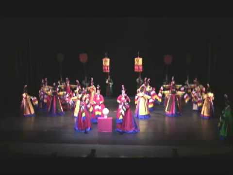 Beautiful Korean traditional court dance! - YouTube