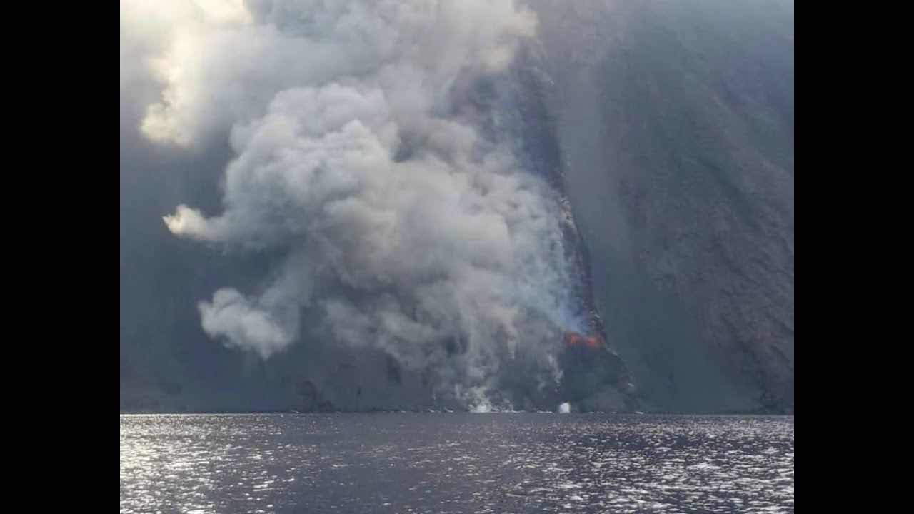 El volcán Stromboli entra en erupción - YouTube