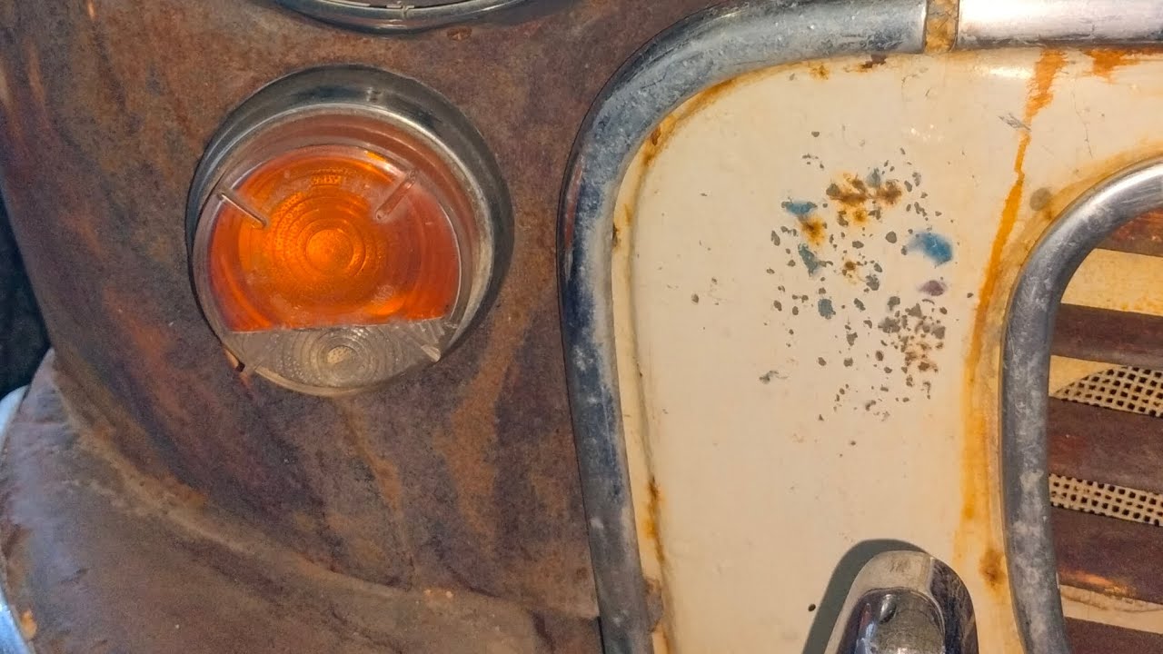 Morris Minor Level 2: Changing the Front Side Light Bulb - YouTube