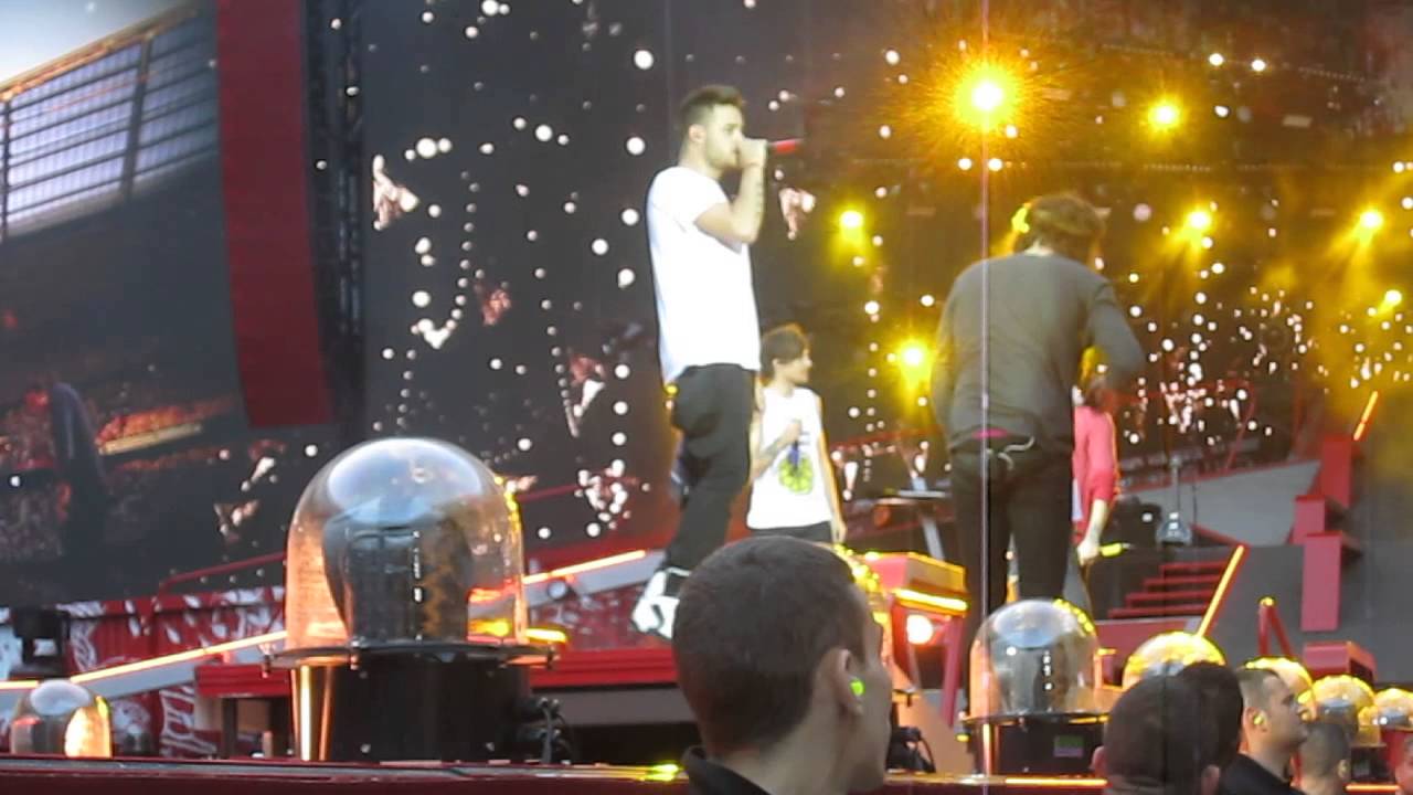 One Direction Happily Paris 20.06.14 Harry close up and acting goofy ...