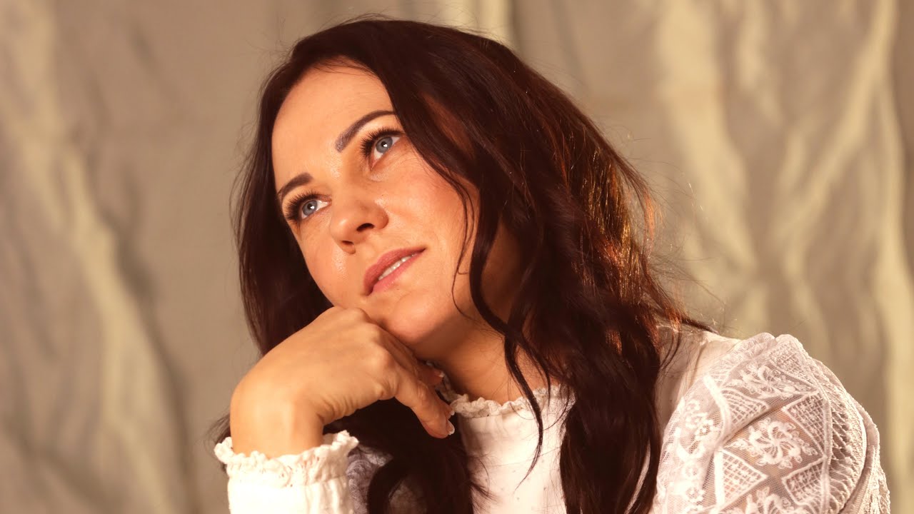 Mira Luoti - Hopeinen tussi (Lyriikkavideo) - YouTube