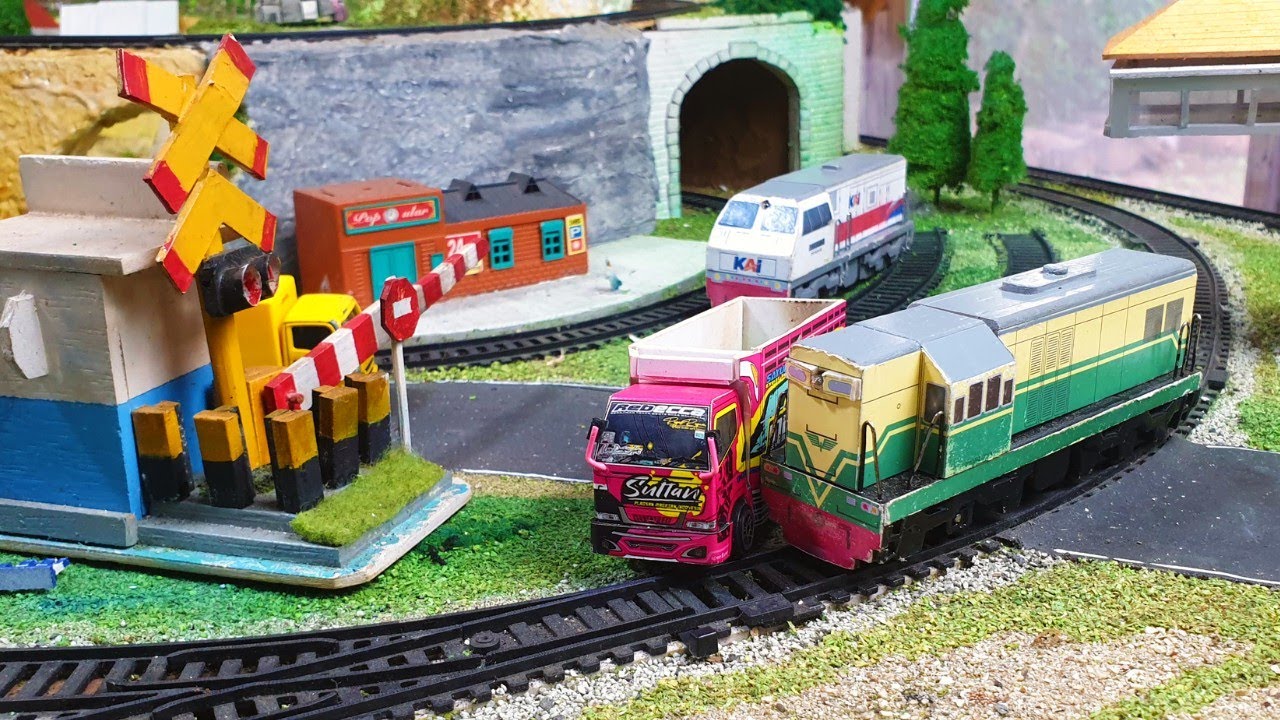 Merakit Kereta Api RC CC300,CC203,CC201 Anjlok Terjatuh Di Rel Saat ...