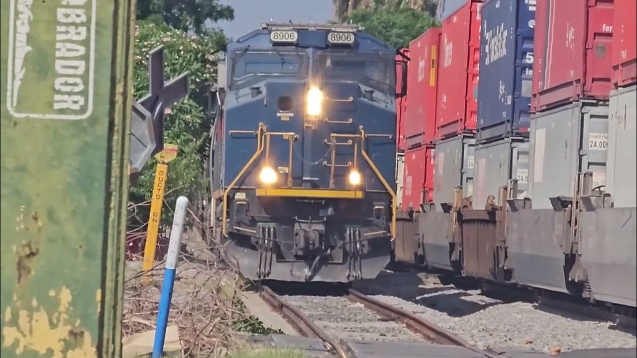 PRLX con sus flashing ditch lights avanzando sobre el escape de Ocotlán! | Train meeting FXE vs ...